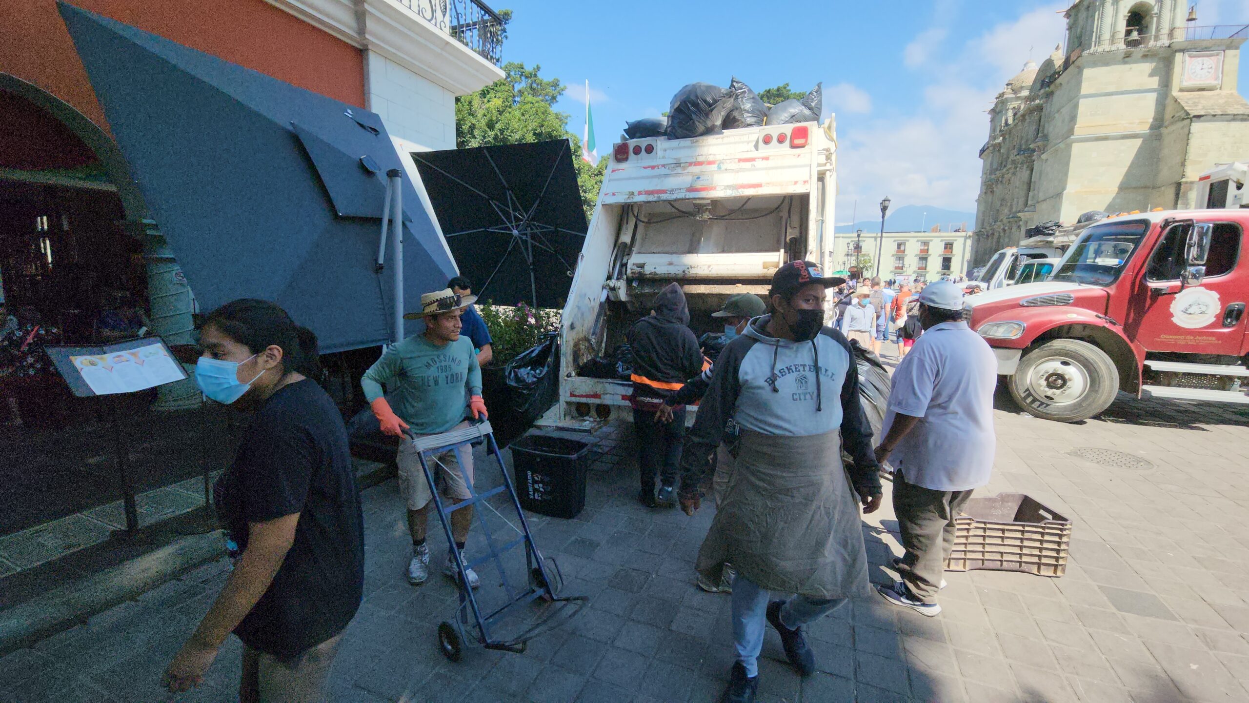 Sindicato 3 de marzo comienza a recoger basura. – Oaxaca Hoy