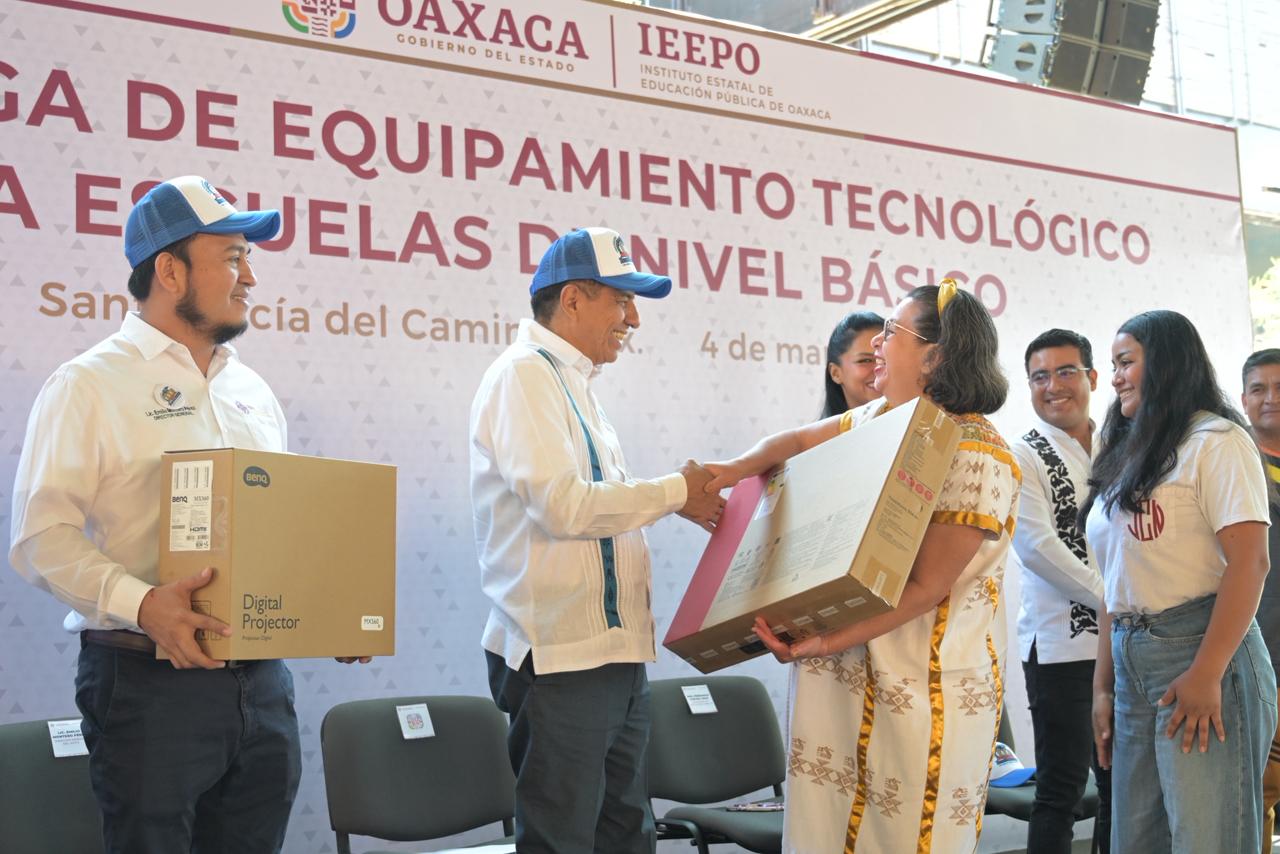 Equipa Salomón Jara con tecnología a 262 escuelas de Oaxaca de Juárez ...